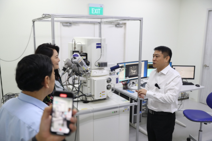 China-ASEAN media tour visits 'hospital for chips' in Singapore - World - Chinadaily.com.cn