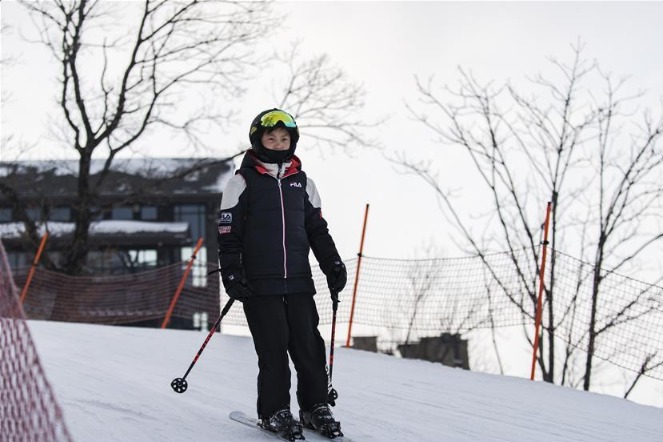 Enthusiasts skiing at Lake Songhua Resort in Jilin - Chinadaily.com.cn