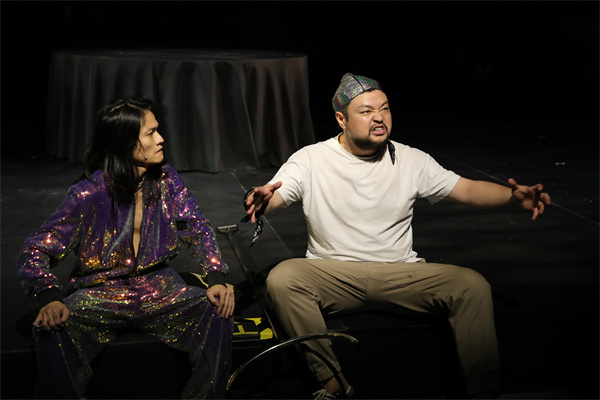 english news 英语新闻-Throwing themselves into their acting work