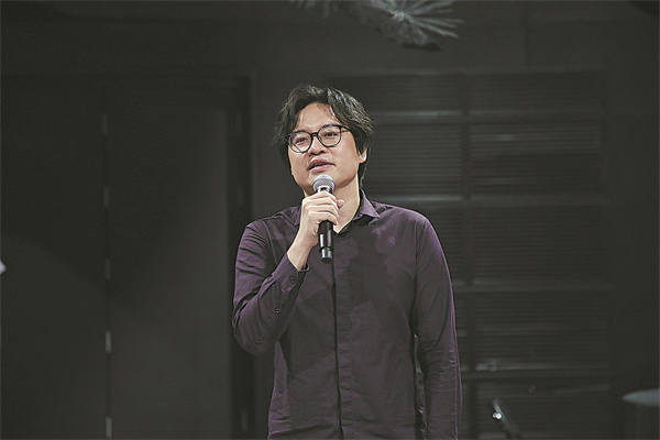 english news 英语新闻-Throwing themselves into their acting work