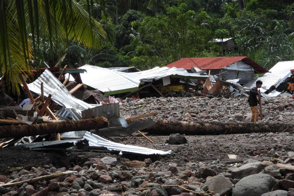 Tropical storm lashes Philippines, at least 45 dead - World ...