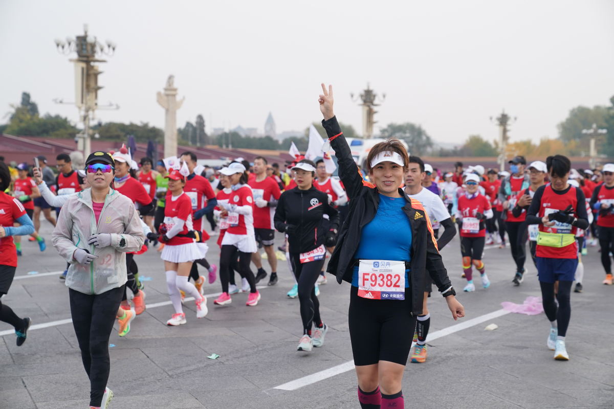 english news 英语新闻-Beijing Marathon kicks off after two-year hiatus