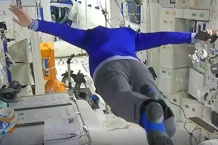 Shenzhou XV astronauts having fun in space exercises - Chinadaily.com.cn