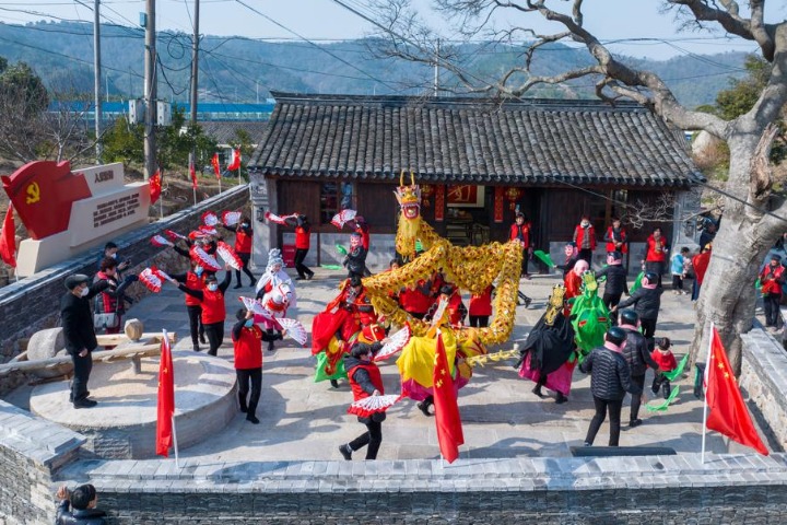 Ningbo parade features horse lantern dance - Chinadaily.com.cn