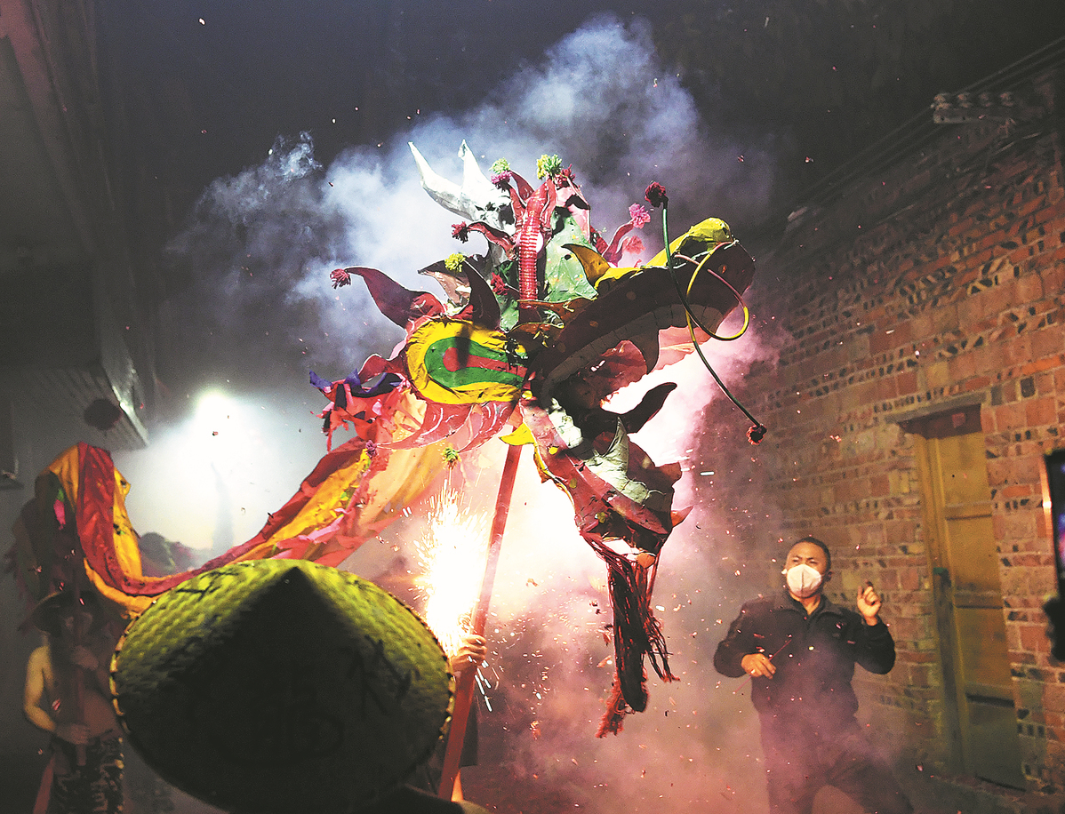 Dancing dragons, firecrackers tickle travelers in Binyang - Chinadaily ...