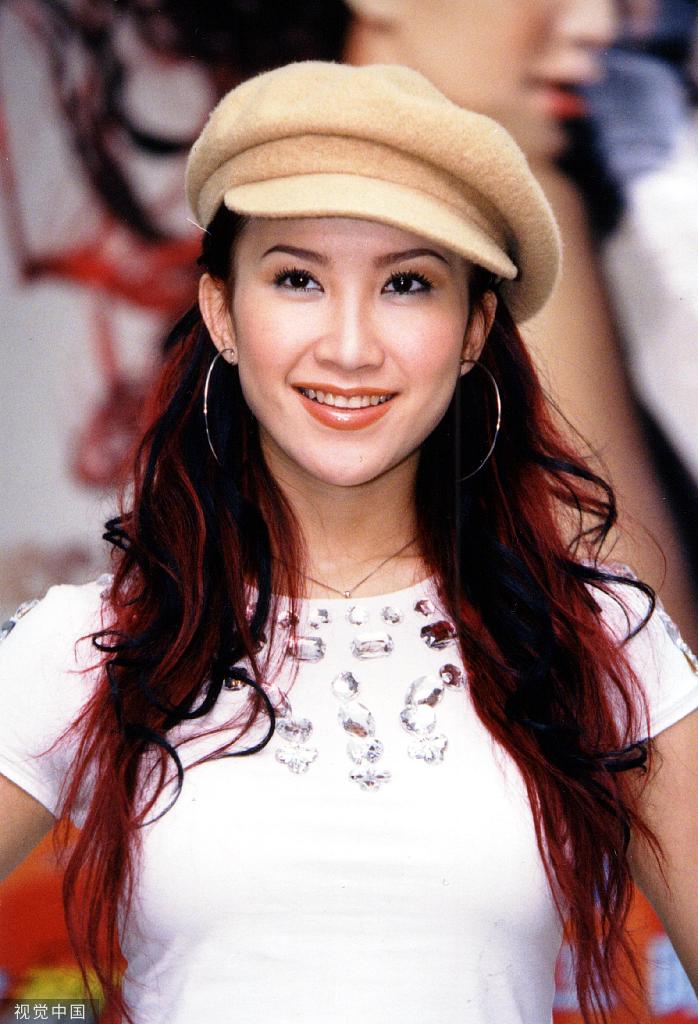 english news 英语新闻-Renowned singer CoCo Lee dies at 48