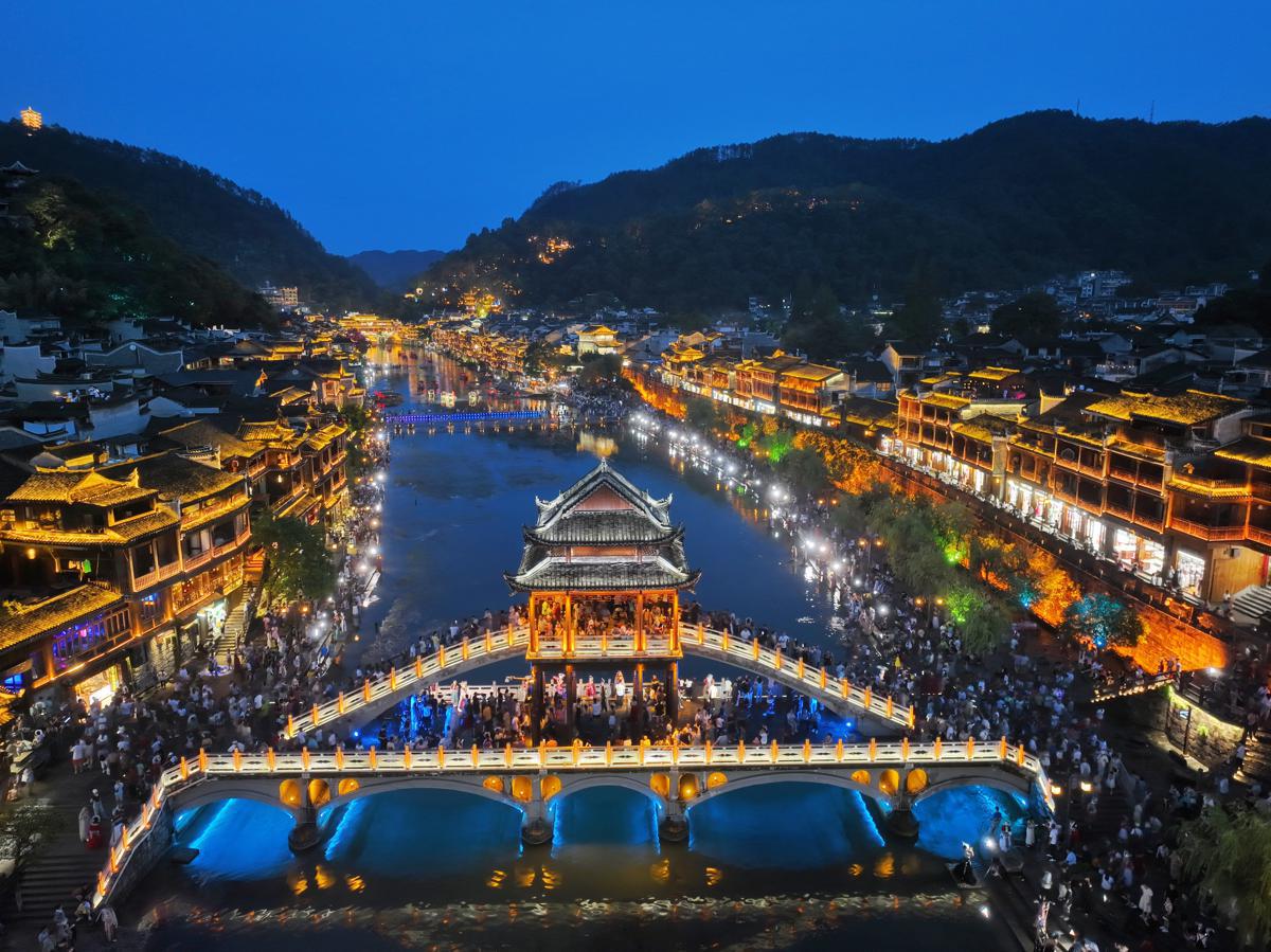 Tourism rising in Fenghuang Ancient Town, Hunan_Travel
