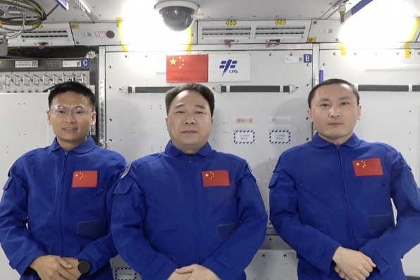 Chinese astronauts deliver lecture from space station - Chinadaily.com.cn