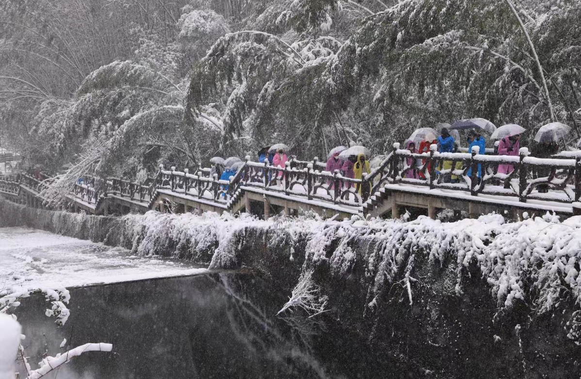 Amid snow, tourists flock to Hunan for winter beauty - Chinadaily.com.cn