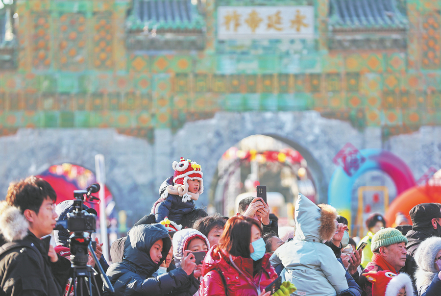 Thousands flock to Beijing's rejuvenated temple fairs - Chinadaily.com.cn