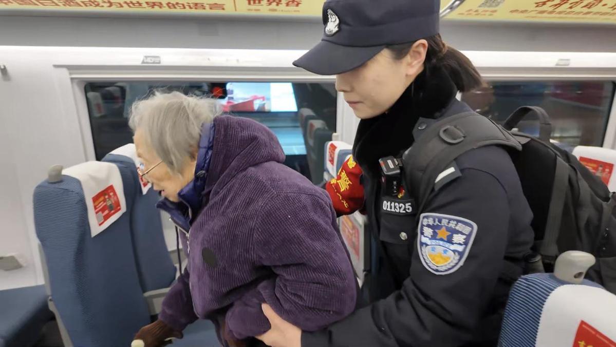 Female police officer patrols for Spring Festival rush - Chinadaily.com.cn