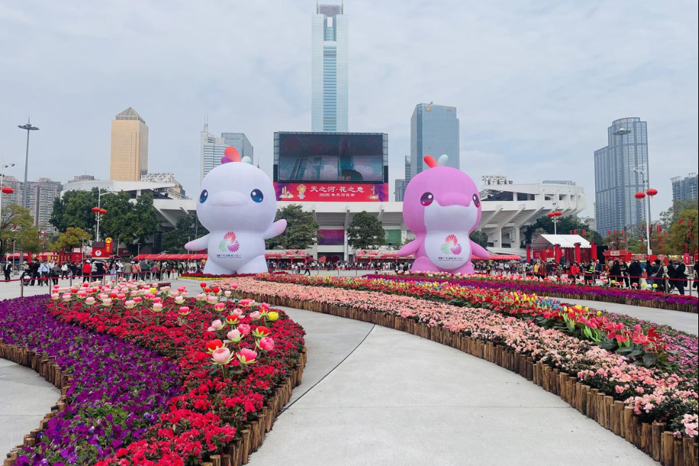 Low-altitude vehicle adds futuristic flair to flower market in ...