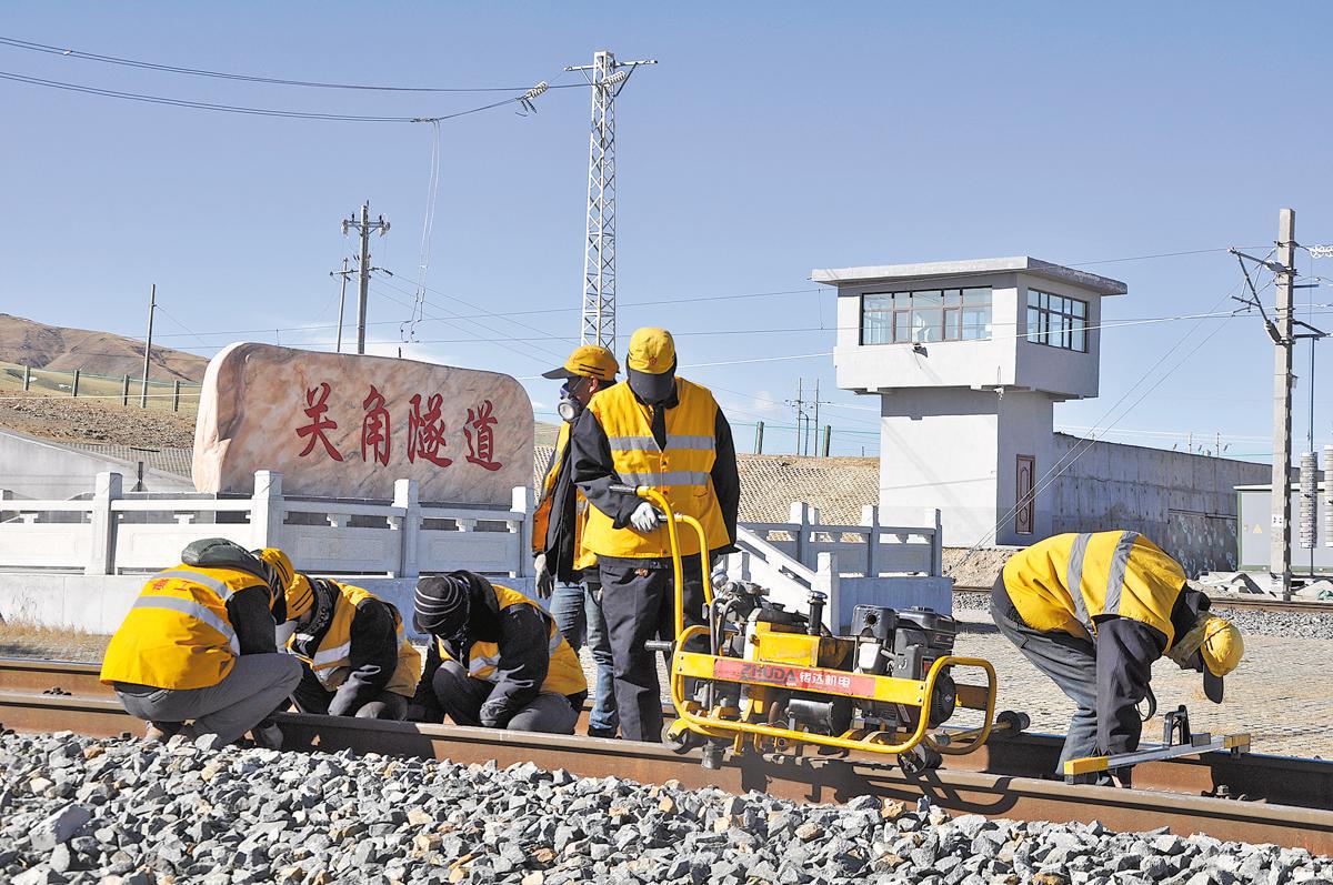 Automation insulates work on Qinghai-Xizang Railway - Chinadaily.com.cn